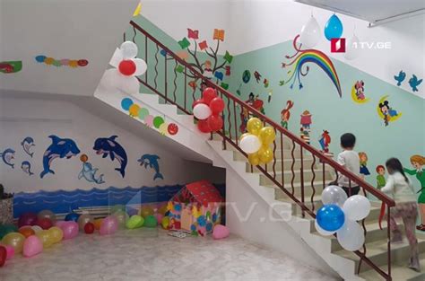 „ბავშვების ფოტოები ჩაალაგეთ სახლის ფანჯრებში ვინც მოვა გადმოსვას თავისი ფოტოს ბაღის ფანჯარაში