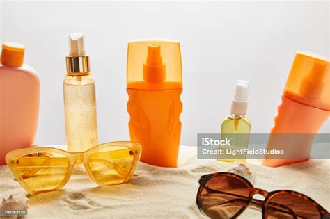 회색 배경에 유행 선글라스와 조개 근처 모래에 병에 다양한 자외선 차단제 제품 0명에 대한 스톡 사진 및 기타 이미지 0명 모래 병 Istock