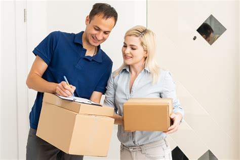 주문 전송 중 여성과 택배 배달원으로부터 배달을 수락하는 여성 고객에게 소포를 주는 배달 서비스 근로자의 자른 이미지 개념에 대한 스톡 사진 및 기타 이미지 Istock