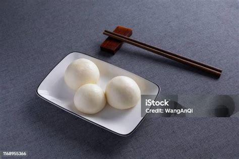 흰 도자기 요리에 깔끔하게 정리된 3개의 찐 빵 중국식 찐 빵 Baozi에 대한 스톡 사진 및 기타 이미지 Baozi