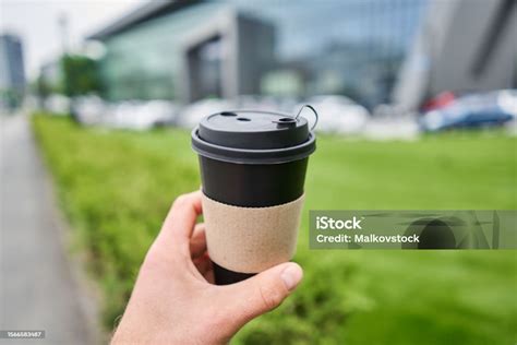 남자의 손에 뜨거운 음료 한 잔 공원에 있는 한 남자가 그녀의 손에 커피 한 잔을 들고 있다 이동 중에도 아침 식사 피크닉과 외출의 개념 가을에 대한 스톡 사진 및 기타