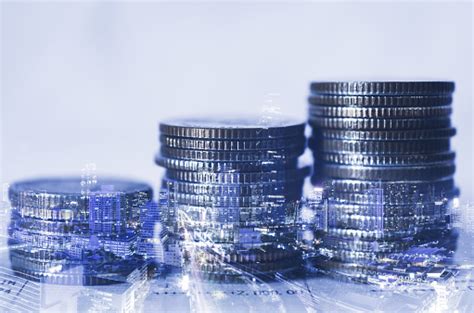 기업 투자 금융 은행과 돈 절약 개념에 대한 성장 차트 및 그래프 진행 보고서와 동전 스택의 행과 도시의 이중 노출 0명에 대한