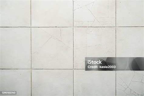 오래된 금이 간 타일 배경 또는 타일 바닥 장식 디자인을위한 회색 오래된 대리석 질감 시멘트 콘크리트 페인트 질감 배경 질감 0명에 대한 스톡 사진 및 기타 이미지 Istock