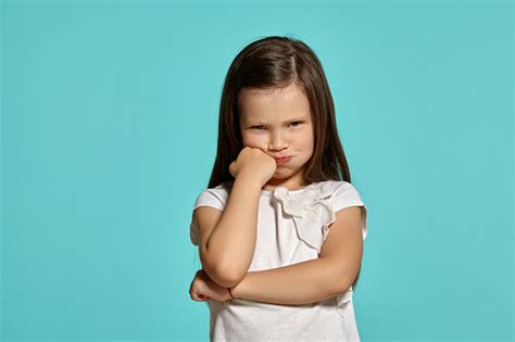 파란 배경에 포즈를 취하는 아름다운 갈색 머리 어린 소녀의 클로즈업 스튜디오 샷 갈색 머리에 대한 스톡 사진 및 기타 이미지 갈색 머리 개념 곧은 Istock