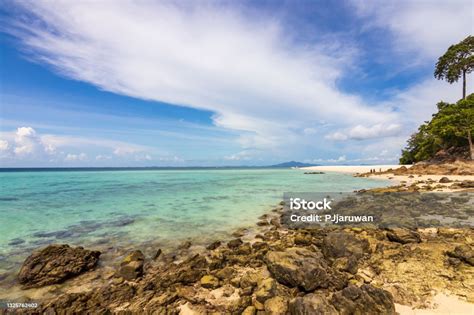 대나무 섬 또는 코 마이 파이의 푸른 하늘과 청록색 바다아름다운 백사장 해변 태국 크라비의 피피 섬 국립 공원 0명에 대한 스톡