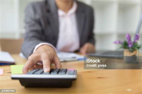 계산기를 사용하여 숫자를 계산하는 비즈니스 담당자 회계 회계 계산 개념 개념에 대한 스톡 사진 및 기타 이미지 개념 경제
