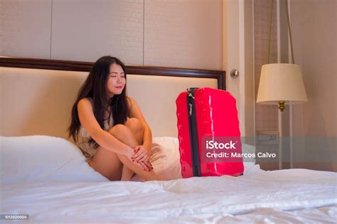 라이프 스타일 초상화 젊은 행복 하 고 아름 다운 아시아 한국 관광 여행 가방 여자 보고 방 침대에 앉아 5 성급 호텔에 도착의 편안 하 고 휴일을 즐기고 기쁘게 고급