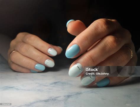 희끄무레한 색조와 실버 스트라이프 디자인의 짧은 손톱의 옅은 파란색 코팅 고객에 대한 스톡 사진 및 기타 이미지 고객 고급 고등학교 Istock