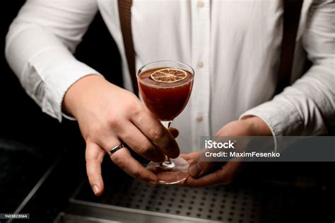 와인 잔에서 알코올 칵테일을 제공하는 바텐더의 손 클로즈업 가득 찬에 대한 스톡 사진 및 기타 이미지 가득 찬 건조한 결정체 Istock