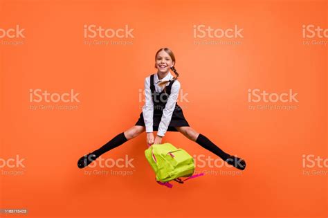 전체 길이 바디 사이즈 보기 의 좋은 매력적인 쾌활 한 쾌활 한 쾌활 한 기쁜 예비 십대 소녀 얼간이 재미 1 학년 수업 운동 운동 꼬아 고립 된 밝은 선명한 빛나는 오렌지