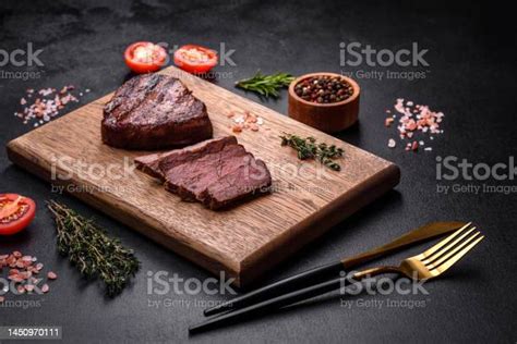 어두운 콘크리트 배경에 향신료와 허브를 곁들인 맛있는 신선한 육즙 쇠고기 스테이크 갈비 음식에 대한 스톡 사진 및 기타 이미지 갈비 음식 검은색 고기 Istock