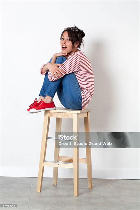 넉살 젊은 민족별 여자아이 휴식 레그스 질려 연기 깜짝이야 다리 꼬기에 대한 스톡 사진 및 기타 이미지 다리 꼬기 스툴 여자 Istock