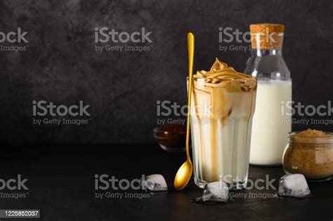 어두운 배경에 유리 잔에 아이스 달고나 커피의 클로즈업 트렌디 한 다과 크림 휘핑 커피 한국 커피 음료 각얼음에 대한 스톡 사진 및 기타 이미지 Istock