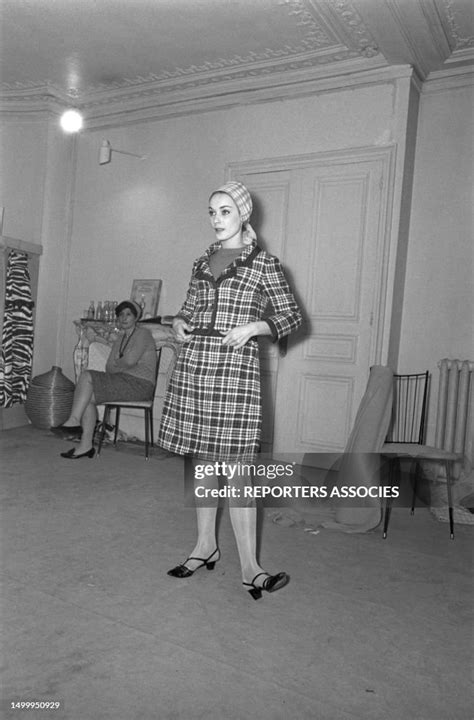 Lactrice Française Geneviève Grad Lors Dune Séance Dessayage Chez