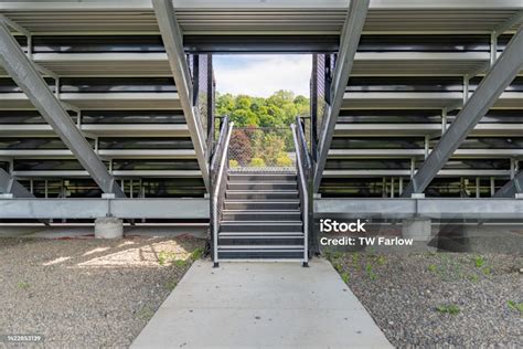 출구 입구 빈 금속 경기장 표백제 세트에서의 구토륨의 예 계단과 난간이있는 웅장한 스탠드 이미지에 사람이 없는 뚜렷하지 않은 위치입니다 티켓이 발권된 이벤트가 아닙니다 고등