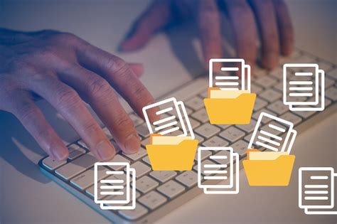 문서 데이터 시스템에서 가상 문서 데이터 아이콘을 사용하여 키보드에 입력하는 사업가 보고서 Hr 기술 개념 데이터 분석 연구 개발 주식 시장 금융 투자 계획 Data