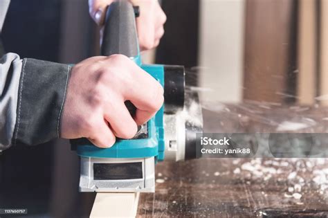 목수 작업 목공 전동 공구의 손 전기 대패의 작업의 클로즈업 건설 기계류에 대한 스톡 사진 및 기타 이미지 건설 기계류 건설 산업 금속 Istock