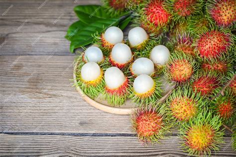 Cosecha De Fruta De Rambután Del árbol De Rambután Del Jardín Rambután