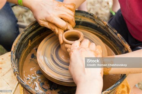 아이들과 함께 도자기 의 바퀴에 도자기 생산 공정에 대한 클로즈업보기 아이 컨셉의 클레이 공예품 가족에 대한 스톡 사진 및 기타 이미지 Istock