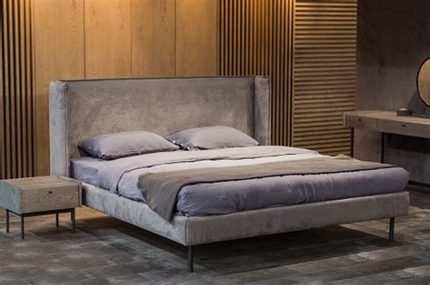 부드러운 빛과 세련된 침실 디자인 칸막이가있는 나무 칸막이가있는 로프트 스타일의 세련된 침실 회색 침구가 있는 더블침대 침대에 대한 스톡 사진 및 기타 이미지 Istock