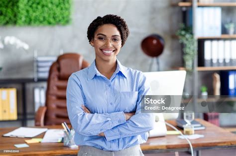 밝은 사무실 환경에서 직업적 성공과 스타일을 구현하는 자신감 넘치는 사업가 25 29세에 대한 스톡 사진 및 기타 이미지 25 29세 검은색 검정 머리 Istock
