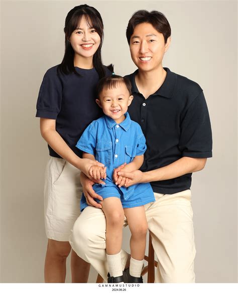 감나무사진관 가족촬영 가족사진촬영 가족사진관 따뜻한 미소가 가득 담긴 혜란님의 가족분들이 감나무를 찾아주셨어요 곰돌이를 꼬옥 껴안은 모습도 너무나도 귀여운 아이였네요