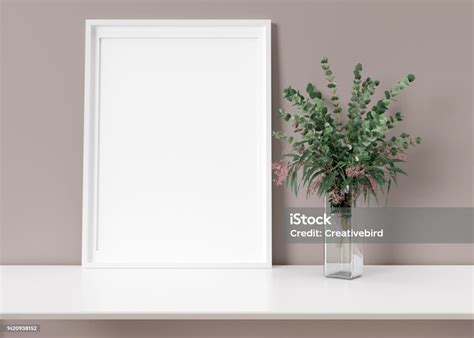 흰색 선반에 서있는 빈 수직 액자 프레임 모형 사진 포스터를위한 공간을 복사하십시오 아트웍에 대한 템플릿입니다 보기를 닫습니다 꽃병에 유칼립투스 식물 3d 렌더링 0명에