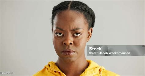 초상화 좌절과 흑인 여성 스트레스와 감정에 분노 회색 스튜디오 배경 아프리카 사람 반응이 있는 얼굴과 모델 모형 공간 이모티콘 및 갈등이 있는 변덕스럽고 위기 25 29세에