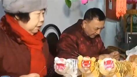 南京八旬非遗传承人扎虎灯迎虎年 凤凰网视频 凤凰网