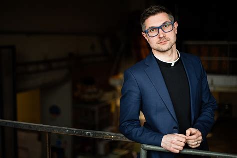 Benas Lyris Prie Dievo Prisiliečiame Kai Vienas Kitam Dovanojame Lrt