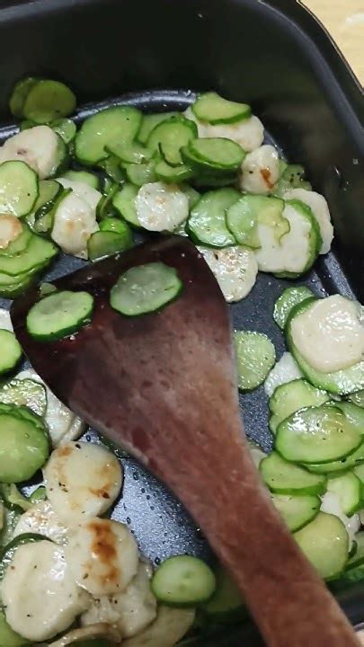 【日常】偶爾煮一下1 我習慣小黃瓜炒花枝丸 很對味 再灑點黑胡椒 花枝丸 臺中 烹飪 日常vlog 日常 小黃瓜 料理 Youtube