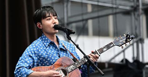 [사진]로이킴 기타 연주하며