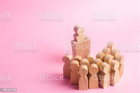 연단에서 지도자는 사람들의 군중을 해결 연설을 말한다 선거 정치적 논쟁 군중 관리 리더와 리더십 자질의 비즈니스 개념 비즈니스 관리입니다 가정의 방에 대한 스톡 사진 및