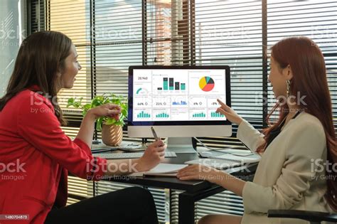 사무실 책상에서 동료와 통계 데이터를 분석하는 웃는 백인 사업가 25 29세에 대한 스톡 사진 및 기타 이미지 25 29세 2명 30 34세 Istock