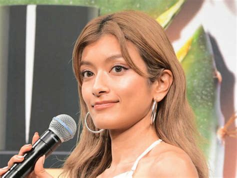 【ローラ誕生日】意外な本名も公表！タイトなドレスから美腹筋あらわな農作業スタイルまでイッキ見 Au Webポータル芸能ニュース