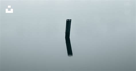 안개 낀 날 물에 떠 있는 검은 물체 사진 Unsplash의 무료 회색 이미지