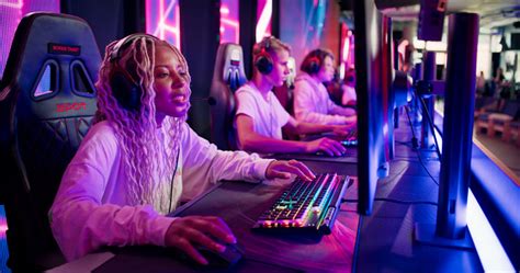 비디오 게임 Esport 챔피언십에서 경쟁하는 아프리카 민족 선수들과 다양한 노란색 프로 게이머 팀 14 15 살에 대한 스톡 사진 및 기타 이미지 Istock