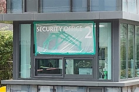 ‘감히 내 아들을 막아 아파트 차단기 부순 입주민에 네티즌 격분 네이트뷰