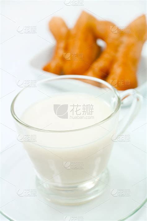 白色背景上是豆浆和油条