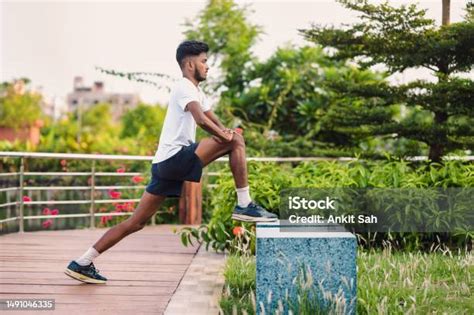 공원에서 야외에서 운동하기 전에 다리를 쭉 뻗고 있는 잘생긴 청년의 전체 길이 샷 20 24세에 대한 스톡 사진 및 기타 이미지 20 24세 거리 건강한 생활방식