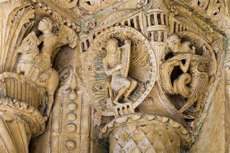 Chapiteaux De La Cathédrale De Bourges Cathédrale Bourges Art Roman Cathédrale