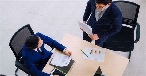 사무실의 상위 뷰에서 촬영한 비즈니스 사람들 그룹 회의 직업 사업가 사업가 및 사무실 노동자는 회의 테이블에 프로젝트 계획 문서를 가지고 팀 회의에서 일하고 있습니다