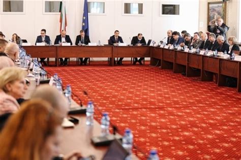 Депутати обсъждаха цяла нощ промени в Изборния кодекс