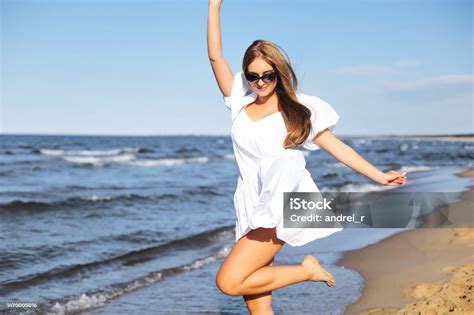 하얀 드레스와 선글라스를 쓰고 바다 해변에서 즐거운 시간을 보내는 행복한 금발 여자 18 19세에 대한 스톡 사진 및 기타 이미지 18 19세 건강한 생활방식 관광