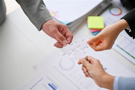 직소 퍼즐 조각을 들고 있는 다양한 사업가들의 클로즈업 이미지 3 명에 대한 스톡 사진 및 기타 이미지 3 명 건축물 건축하기 Istock