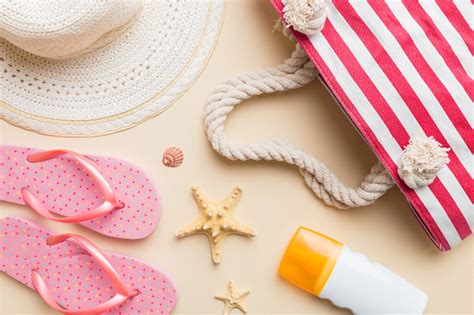 여름 방학 개념 플랫 레이 해변 액세서리와 수건 상단보기 텍스트를위한 공간 여행 개념 개념에 대한 스톡 사진 및 기타 이미지 개념 개인 장식품 계절 Istock