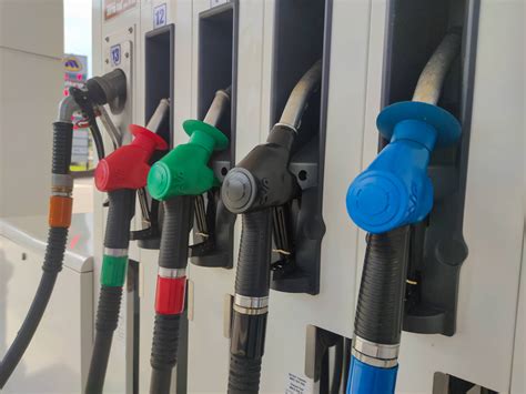 Дизелот поевтинува за пет бензините за 3 5 и 4 денари за литар Meta Mk