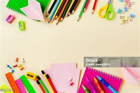 노트북 색연필 눈금자 펜 지우개 깎기 등 노란색 배경에 학교 및 사무실 문구 개념다시 학교에 맨 위 보기 9월에 대한 스톡 사진 및 기타 이미지 Istock