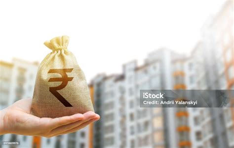 현대 고층 건물을 배경으로 인도 루피 돈 가방 부동산 구매에 투자 저렴한 주택 및 모기지 금리 아파트와 주택을 임대합니다 가격에 대한 스톡 사진 및 기타 이미지 Istock