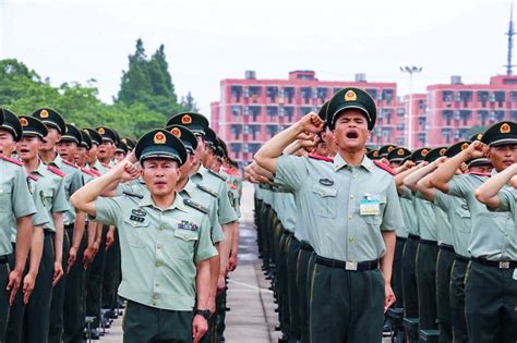 武警新兵光荣授衔一道拐扛上肩 青春从这里启航